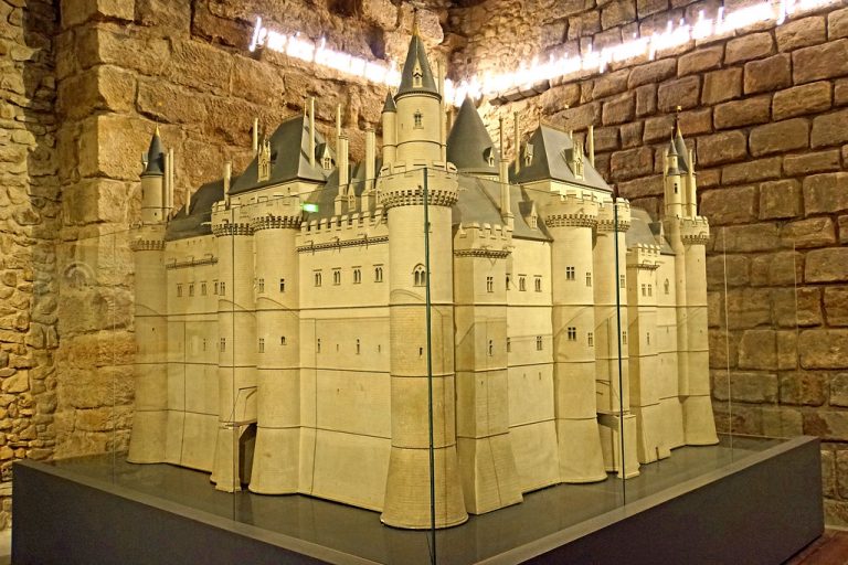 The Key Historical Figures of the Louvre - My Private Paris